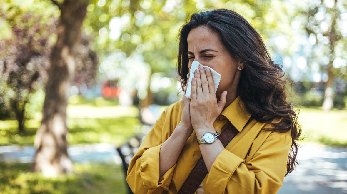 Cheap hack for hay fever sufferers as Met Office issue 'not great news ...